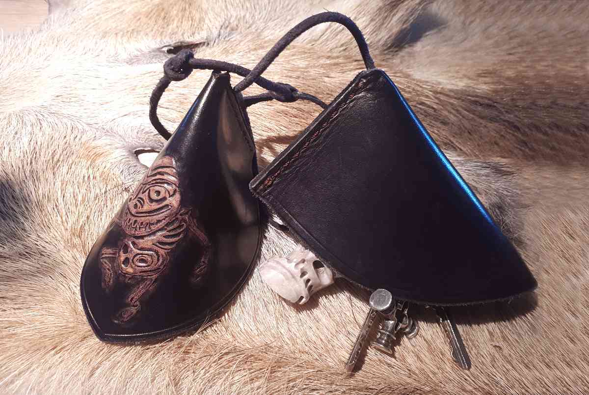 Handmade Leather Keyring • GUNNLAUGSSON SOUVENIRS